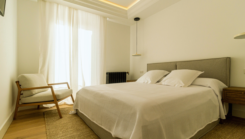 10 Easy Tips To Soundproof Your Bedroom For A Sound Sleep - HomeYup